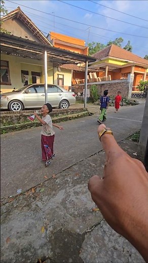 azam ikut maen sama teman nya