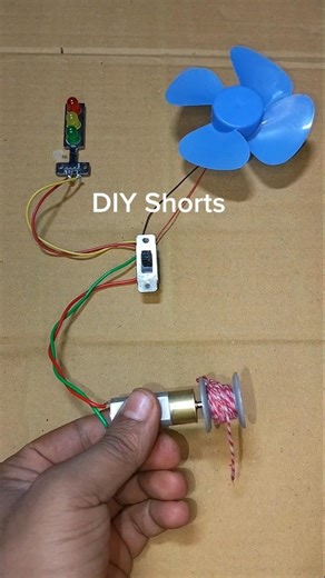 Turn on a Mini Gear Motor Powering Into DC Motor Fan and Traffic Light #dcmotor #tech #shorts