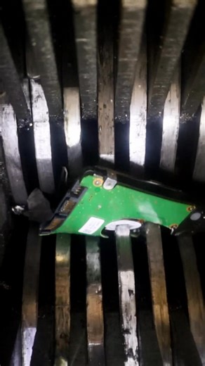 💽 Don’t let old hard drives become a hidden risk! Even if you delete files or reformat your drives, sensitive data can still be recovered. Our hard drive destruction service ensures that your confidential information is completely irretrievable! #HardDriveDestruction #ShredYourDrives #DataProtection #CyberSecurity #BusinessProtection | Proshred Security