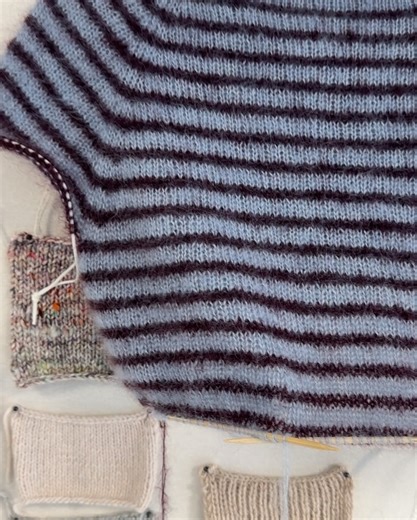 PetiteKnit // Mette on Instagram: "Tilbagevendt til strikkekontoret med min voksende Frankie Blouse 🩵 Blusen strikkes oppefra og ned med raglankonstruktion med ganske få vendepinde, som formgiver halsudskæringen - men ellers rummer Frankie Blouse en god portion afslappende glatstrik 🧘🏼‍♀️ Jeg strikker blusen i to tråde Silk Mohair fra @isageryarn i farverne 41 og 36 – en velkendt farvekombination hvad Frankie angår, men her arbejder jeg altså efter if it ain’t broke, don’t fix it-princippet ☝