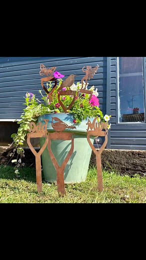 We are delighted to offer our Rusty Metal Garden Spade Decorations 🌿 These charming spade decorations are available in six different styles for you to choose from: Robin , Butterfly , Blackbird , Fairy,, Mum , and Dad. Each of these sweet little spade decorations is crafted from high-grade 2mm thick steel, which undergoes a rusting process to achieve a beautiful aged patina. The tip of the spade handle features a pointed end, making it easy to insert into your lawn, flowerbed, or plant pot. App