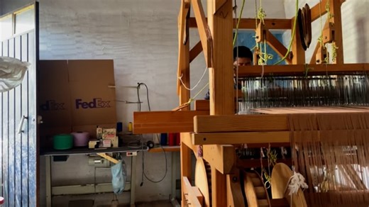 TELAR DE PEDAL DE CHICOTE OAXACA- TEXTIL Hoy 27 de Septiembre 2025 Le comparto un video que mi hija me grabó pero nunca pensé que le iba agregar su voz tierna haciendo una narración de mi trabajos Me gustos mucho y me siento muy orgulloso de mi trabajo de tejer en el Telar de pedal chicote de 4 Marcos . En @textileradelmanantial @alvaro_lopez_j creamos y tejemos diseño creativo innovador. Tejer en un telar de pedal de chicote de manera artesanal significa que el tejido se realiza utilizando un t