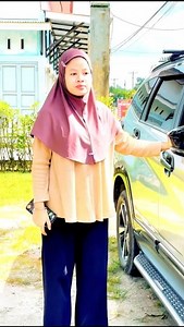 Poor Barefoot Woman Receives Shoes from Kind Strangers 😢👣❤️