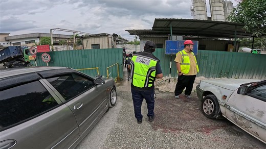 JOM! "min bawak korang join operasi!" KILANG DIKOMPAUN DAN 1 NOTIS ROBOH DALAM OPERASI BERSEPADU DI SEELONG 20 Januari 2026 | Seelong, Senai Majlis Perbandaran Kulai (MPKu) telah melaksanakan Operasi Bersepadu di sekitar Seelong, Senai bagi menguatkuasakan pematuhan aktiviti perindustrian. Operasi ini diketuai oleh Ahli Majlis Zon Seelong, YH Dato’ Sri Haji Abu Bakar bin A. Rashid, dengan penglibatan Jabatan Teknikal MPKu, Jabatan Alam Sekitar (JAS), Pejabat Tanah Daerah Johor Bahru dan Jawatank