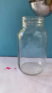 This bubbling science activity is always a hit! Mix baking soda, vinegar, water, and popcorn kernels, and watch as the corn starts to “dance” up and down in the fizzy bubbles. It’s part chemistry, part magic, and a perfect way to mix science and play. Kids love watching the reaction happen in real time—and it’s a great way to introduce simple STEM concepts like chemical reactions, gas formation, and density (without feeling like a lesson). Comment CORN and I’ll send you the full setup more easy 