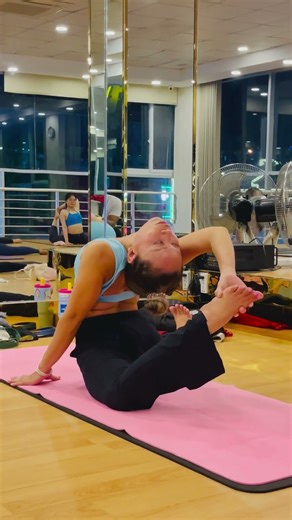 Back bending pose #youtubeshorts #viralshorts #yoga #shotsviral