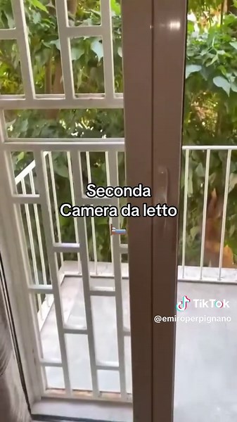 Viale Felice Giarrusso💚, nelle vicinanze di via Eugenio L'Emiro, in una zona rinomata per la sua tranquillità; gode di una posizione comoda che offre un ambiente ideale per una vita serena e vicinanza a scuole, attività commerciali, negozi, il tutto a portata di mano. Proponiamo appartamento posto al primo piano in ottime condizioni con pavimenti in ceramica e infissi in alluminio vetro-camera. Dotato inoltre di riscaldamento autonomo. Composto da accogliente salone con uscita su balcone che si