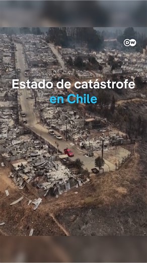 Chile declara estado de catástrofe en Ñuble y Biobío por los incendios que han matado a 19 personas Ambas regiones permanecen en alerta roja, con 14 focos activos, mientras unos 3.700 bomberos combaten las llamas en condiciones meteorológicas adversas. El fuego ha destruido 325 viviendas y ha obligado a evacuar a más de 50.000 personas. El presidente Gabriel Boric viajó a la zona para coordinar la respuesta de emergencia. | DW Español