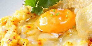 Huevos al plato con congrio