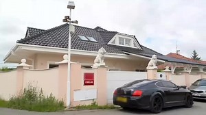 2.1M views · 26K reactions | Karlos Vémola si u sebe doma za poslední léta vybudoval pořádný zvěřinec, kde nechybí ani krokodýli a dokonce lev. Jelikož se zápasník nebojí prý ničeho, zajeli jsme se na takové krmení domácích mazlíčků podívat osobně. | TOP STAR | Facebook