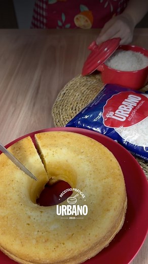 Bolo de arroz feito no liquidificador? Sim, é isso mesmo que você leu! A versatilidade do Arroz Branco Tio Urbano permite ir além das receitas tradicionais! E é com esse ingrediente especial que a Joi Nery @joicozinhapratica estreia a primeira receita da série “Receitas Práticas Urbano 2025”, que traz três pratos práticos e fáceis! Experimente e depois nos diga o que achou! Ingredientes: 1 xícara de Arroz Branco Tio Urbano; 1 xícara de leite; 3 ovos; 1/2 xícara de óleo; 50 g de queijo parmesão r