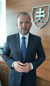 87K views · 6.4K reactions | ČIERNY DEŇ DEMOKRACIE NA SLOVENSKU Ústavný súd svojím rozhodnutím o referende zlyhal. Vyzývame preto všetkých 600-tisíc ľudí, ktorí podpísali petičný hárok za referendum, aj tých, ktorí sa na referende plánovali zúčastniť, aby slobodne prejavili svoju nespokojnosť. ☝️ÚSTAVNÝ SÚD ZLYHAL, PRETO MÁME PRÁVO PREJAVIŤ SVOJU NESPOKOJNOSŤ | Branislav Becík | Facebook