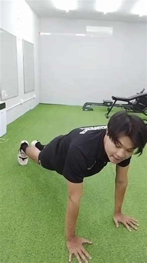 Plank Toe Taps เริ่มจากท่าฟลูแพลงค์แขนเหยียด ตัวตรง...