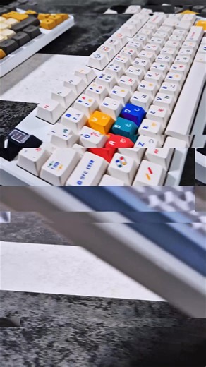 Os encanto en el evento y queremos decirte esto... ¿Sonido adictivo? ✅ ¿Poder poner tus propios gifs? ✅ ¿Poder poner tus propias TECLAS? ✅ El MSI FORGE GK600 TKL te permite llevar la personalización a otro nivel 😎 #msi #teclado #tecladogamer #tecladomecanico #asmr #personalizado #setup | MSI Gaming