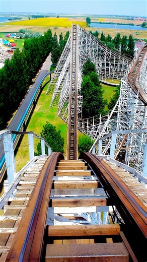 Elite Mind Vision on Instagram: "On September 16, 2009, the Xcelerator roller coaster at Knott’s Berry Farm—one of the fastest hydraulic launch coasters in the world—suffered a catastrophic mechanical failure while in operation. At approximately 2:45 p.m., as the train accelerated toward its 82-mph launch speed, a ¾-inch steel launch cable snapped under extreme tension. The severed cable violently recoiled through the loading area, propelling metal fragments across the platform. The incident res
