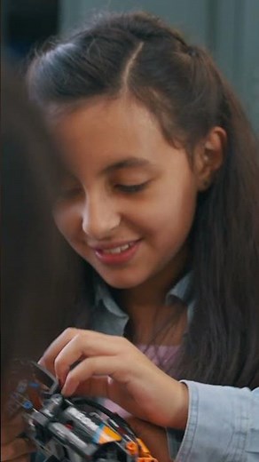 We made an electric skateboard for a three-legged dog – using only LEGO Technic elements