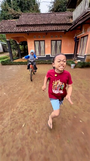 Nyai balap lari dengan sepeda