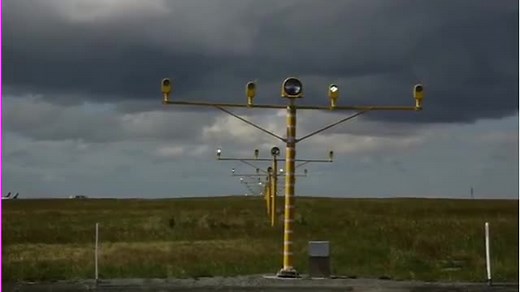 进近灯光系统（Approach Lighting System，ALS），是辅助航行灯光的一种，提供跑道入口位置和方向的目视参考