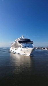 Na manhã desta quarta-feira (24), o cruzeiro Seven Seas Splendor chegou em Rio Grande (RS) trazendo cerca de 600 turistas de diversas nacionalidades, que desembarcaram para conhecer a cidade 🚢🌎 Baita registro feito por @droneiro53 | Projeta Rio Grande RS