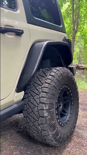 Before and after installing a new set of tubular fender flares from @barricadeoffroad🚙💡