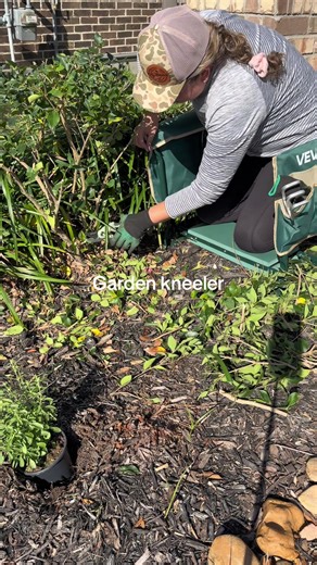 Garden kneeler and seat that helps make gardening more comfortable. Padded kneeling bench with tool pockets designed for yard work, planting, and garden maintenance. #greenish #kneelingchair #kneeler #gardenkneeler #gardenbench