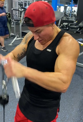 Build those forearms with reverse grip curls. 15 reps regular/15 reps to the face. #plantbasedmuscle #vegan #wlw #fittok #colorado #denver #lgbt #veganmuscle