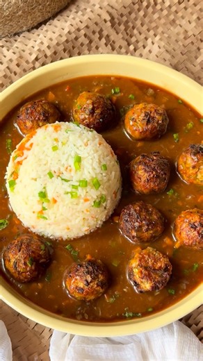 Pooja Daga on Instagram: "This Veg Manchurian gets all its flavour from @masterchow.in Manchurian Sauce & chilli oil, perfectly balanced and packed with taste. (Manchurian,party,recipe,main course ,dinner ,new year )"