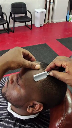 BARBERSHOP POV : How To Edge Up w/ Razor