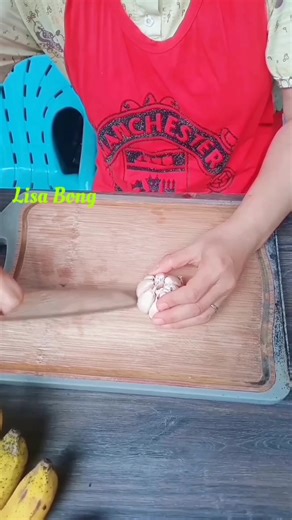 Tiga tips yang mempermudah pekerjaan Ibu-ibu di rumah.. mengupass bawang putih,mengupass telurr dengan mudah dan tidak c4pekk memer4s pakaian👍😊 #vod #fyp #tipsdantrik #tutorial #masak #lifehacks #kitchenhacks | Lisa Bong