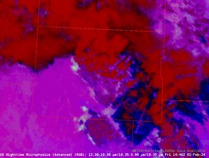 🛰️ Here is an animation from the #GOESEast Nighttime Microphysics Band showing the rapid onset of fog (milky colors) across the western Rolling Plains this morning. Higher-altitude clouds and clouds producing the rain showers are the darker shades of red. #lubwx #txwx | US National Weather Service Lubbock Texas
