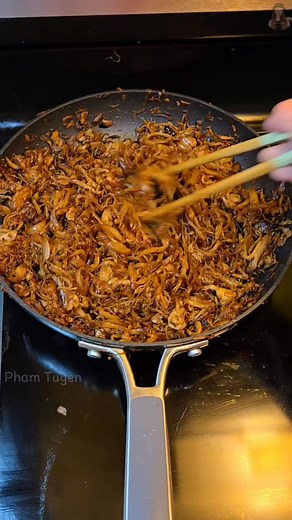 CHÀ BÔNG NẤM "lười" 🍳 🍳 🥘 🍲 #PhamTuyền #CookingTips #EasyRecipes #HomeCooking #FoodLovers #TastyFood #MónNgonMỗiNgày #CôngThứcNấuĂn #ẨmThựcGiaĐình #NấuĂnNgon #ẨmThựcViệt | Pham Tuyền