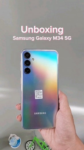 27 reactions | Unboxing and hands-on Samsung Galaxy M34 5G varian warna Prism Silver Spesifikasi kunci: Layar Super AMOLED 6,5 inci Kamera utama 50 MP Chipset Exynos 1280 (5nm) Baterai 6.000 mAh #samsung #samsunggalaxy #samsunggalaxym34 #samsunggalaxym345g #unboxing #handson | KompasTekno | Facebook