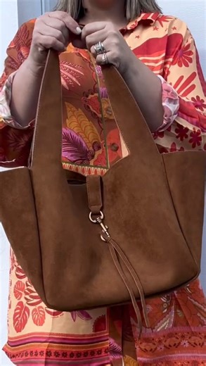 Around here, we’re used to sweating in October but we do it in style! I’ve been searching high and low for the perfect suede bag for the season and I finally found it! Love it as much as I do?!? Comment below to be added to our pre-order list! 📝 Join me tonight at 8:30 on IG LIVE for these earrings and so much more! Bag & Earrings: @shop.palmina Dress: @farmrio via @260miami Shoes: @shopmiashoes | Palmina