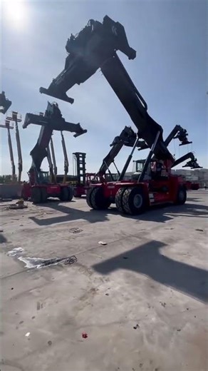 Efficient Material Handling: Kalmar Reachstacker in Action