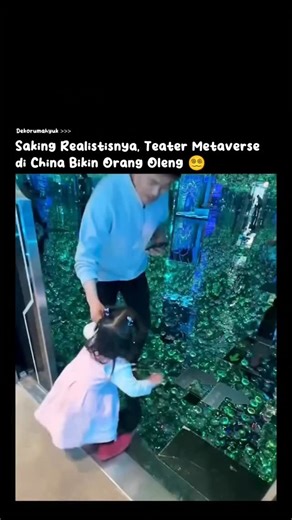 Dekorumahyuk on Instagram: "Teater ini terasa begitu nyata sampai otak lupa kalau lantainya sebenarnya diam 😵‍💫. Bukan sekadar menonton, tapi masuk ke dalam ruangnya. Seluruh ruangan diselimuti projection mapping real-time, visual yang bergerak sinkron, dan ilusi kedalaman yang bikin orientasi ruang terasa berubah. Perpaduan projection mapping, audio spasial, dan rendering real-time menciptakan pengalaman metaverse kolektif, bukan virtual yang dingin, tapi fisik, imersif, dan sukses menipu ota