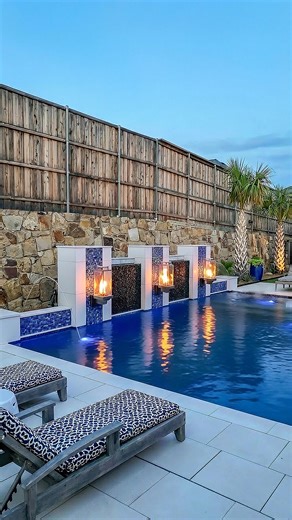 Fire wall addition 🔥 The end of your pool doesn’t have to be the end of the experience…enhance it with elegant tiles, water features and fire lamps 👌 #modernpool #poolfeatures #poolbuilder #pool #texaspool