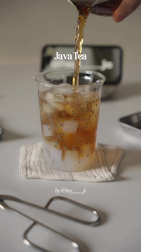 Sekarang aku tau kenapa java tea Cinema XXI se populer ituu, karena ini ueenak poll (walaupun aku ga pernah nyobain the og java tea nyaa wkwk) Recipe 📝 1 tsp of Black tea 100 ml of hot water A bit of basil seed (or you can use chia seeds) hot water 125 gr of nata de coco (do you guys call it coconut jelly??) Ice cubes Okay listen my version is not sweet at all tbh, so recommend you guys to add sugar in the tea 👀👍🏻 I hope you guys like this recipe, thanks and see ya! 👋🏻 #homecafe #homecafei