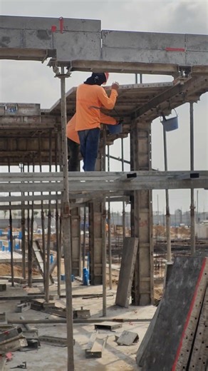How to Set Up First-Floor Slab Forms for Concrete Pouring