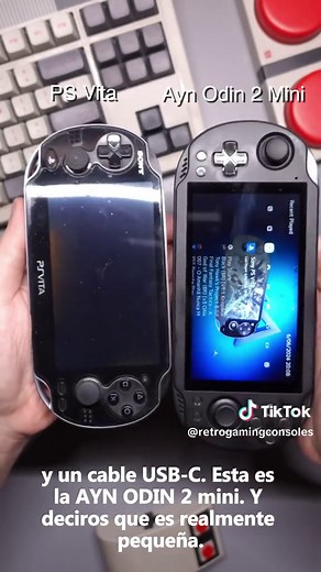 ¡El AYN Odin2 Mini ha LLEGADO! Esta es la AYN ODIN 2 MINI, conocida como la NUEVA PlayStation Portable con SnapDragon 8gen2, es la consola portátil más nueva de la marca, les mostraré la experiencia de sacarla de la caja y encenderla por primera vez, haciendo algunos configuraciones y comenzar mi prueba de rendimiento con juegos retro y en la nube y Android Gaming, tal vez incluso transmitir en Steam, Epic o GOG, así como Switch, PS2, 3DS y más. La AYN ODIN2mini es la consola portátil Android MÁ