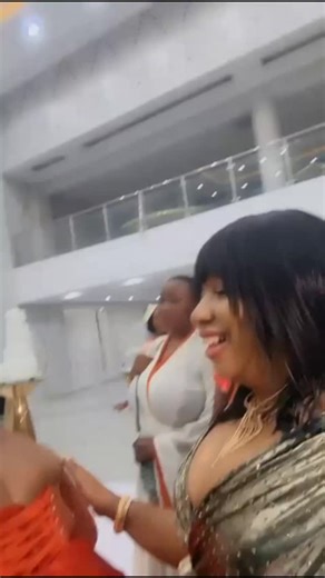 Sakina Lyoka on Instagram: "Alhamdulilah 🙏🙏🙏 nyie mie napendwa, mie nina mashoga wa dhati wenye hisani na mapenzi mie nawapenda sana ndugu zangu uwiiiii... Mmewaona walivonikimbilia... ? @reytoxpronetwork_ mwanangu mtaji ni watu ishi na watu wekeza watu...! Usichague yeyote walio nacho na Wasiokuwa nacho kawape mapenzi.. kawasitiri walipokukosea nawe Mungu atakustiri...! Na kamwe usichague wala kubagua maana wale wa kweli sana ni ngumu kuwajua. 🙏🙏🙏 Asante Mungu wangu umenivika nguo na umen