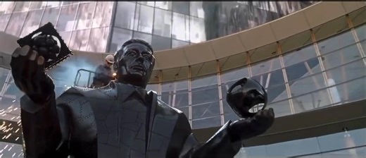 La primera vez que vimos a Robert Downey Jr. como Doctor Doom fue en Fantastic Four(2005)😲😲😲😲😲😲😲😲 No es pura casualidad que la estatua de Victor Von Doom que apareció en la primera escena de F4 se parezca mucho a RDJ. Esto se debe a que originalmente Fox quería que este actor interpretara a Doom, pero obviamente no lo lograron traer y quien terminó interpretándolo fue Julian McMahon. 21 años después finalmente veremos a Robert Downey Jr. interpretando al Big Bad de Marvel Comics, la insp