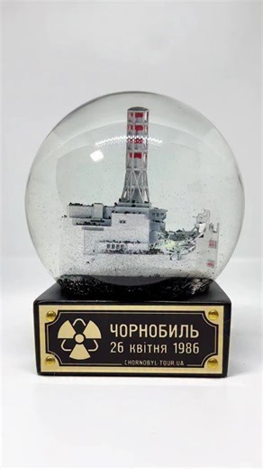 CHORNOBYL SHOP | Магазин ЧОРНОБИЛЬ on Instagram: "UKR/ENG: Куля «Чорнобильська аварія» 2.0 Деталізація цієї моделі вражає - можна роздивитися навіть найменші елементи станції. Замість снігу всередині кружляє чорний графіт, а розвал 4-го реактора світиться у темряві «радіоактивним» зеленим світлом. Виріб виготовлений вручну, тому кожна куля має свої особливості й може трохи відрізнятися від інших. 📍 Київ, Національний музей «Чорнобиль», провулок Хорива, 1 🌍 Доставка по всьому світу! 📩 Замовити