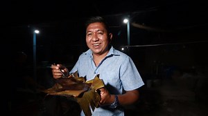 601K views · 15K reactions | Probé el molito rojo con tamales nejos de El Coco!!! Uno de los más perrones de toda la Tierra Caliente si o no cocho? 襤 | Javier Borgúa | Facebook