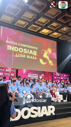 Momen semua bintang yang hadir dan Ibu @harsiwiachmad foto bersama di press conferance 31 Indosiar Luar Biasa✨ . . #Menuju31TahunIndosiar #31TahunIndosiarLuarBiasa #KonserRaya31TahunIndosiar