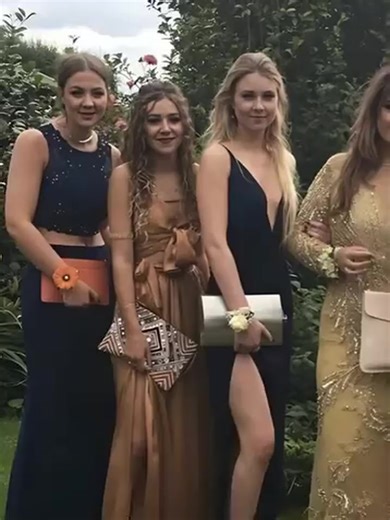 At first glance, it's just a group of graduates posing for a photo. But look closer—the photo hides a secret that's taken the internet by storm.  Can you spot the clever twist? 樂 Check the comments to know what exactly is wrong with the girls in this frame | Stars Us VIP | Facebook