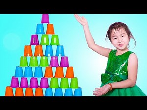 Jannie hace una pirámide gigante de vasos | Giant Stacking Cup Wall