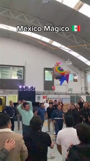 Mexicanote on Instagram: "En efecto cine 🇲🇽💫 Creditos: Mary Aragon700📸 #mexico🇲🇽 #piñata #humor"