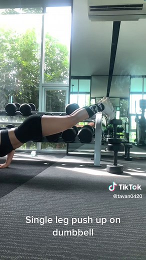 Let’s make your upper stronger! Single leg push on dumbbell 💪🏿 #pushup#fit#fitness#gym#bodyweightworkout#