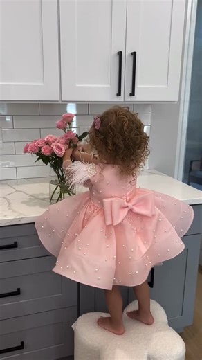 Top Mini Star Models on Instagram: "Five days, five moods, five bouquets — all by adorable Adele adele_rymbul from the USA ❤️ Пять дней, пять настроений, пять букетов — от очаровательной Адель adele_rymbul из США ❤️"