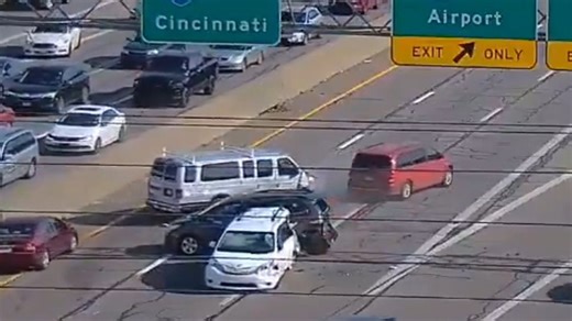 Car stops in the middle of Ohio highway, causes crash